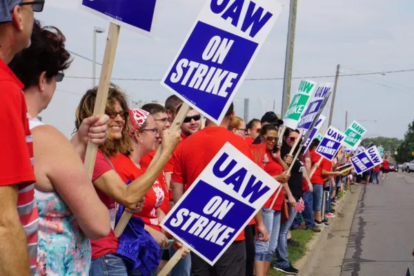 Striking UAW workers standing strong in solidarity across the country ...